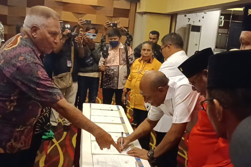 Pj Gubernur Waterpauw Serahkan Bantuan Keuangan Partai Politik Rp2,6 ... Pj Gubernur Waterpauw Serahkan Bantuan Keuangan Partai Politik Rp2,6 ...
